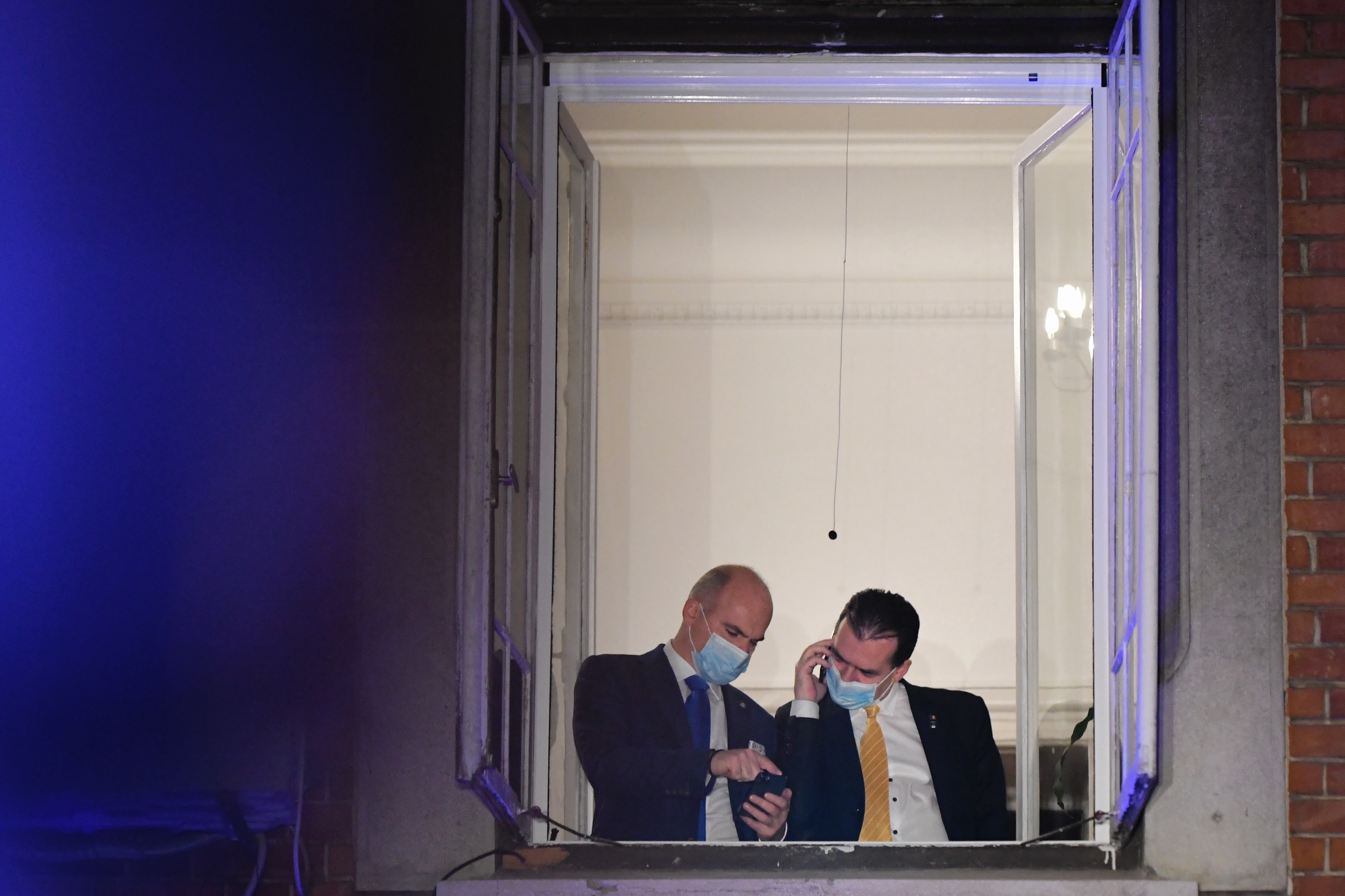 COMENTARIU Marius Oprea: Useriştii la bal, peneliştii la spital