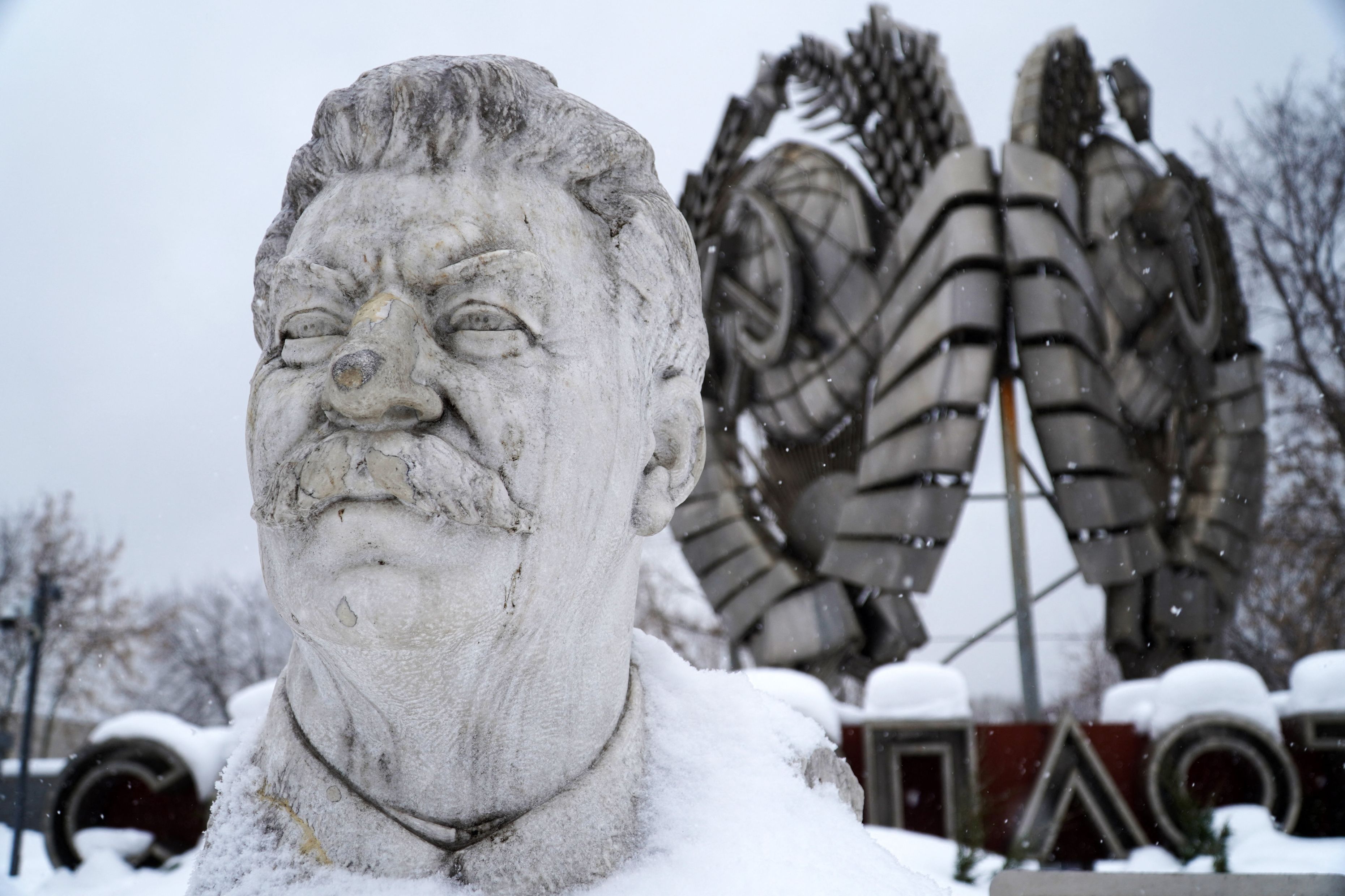 ISTORIA FĂRĂ PERDEA Marius Oprea / Nu i-a ajuns Pătrăşcanu. Cu voia lui ...