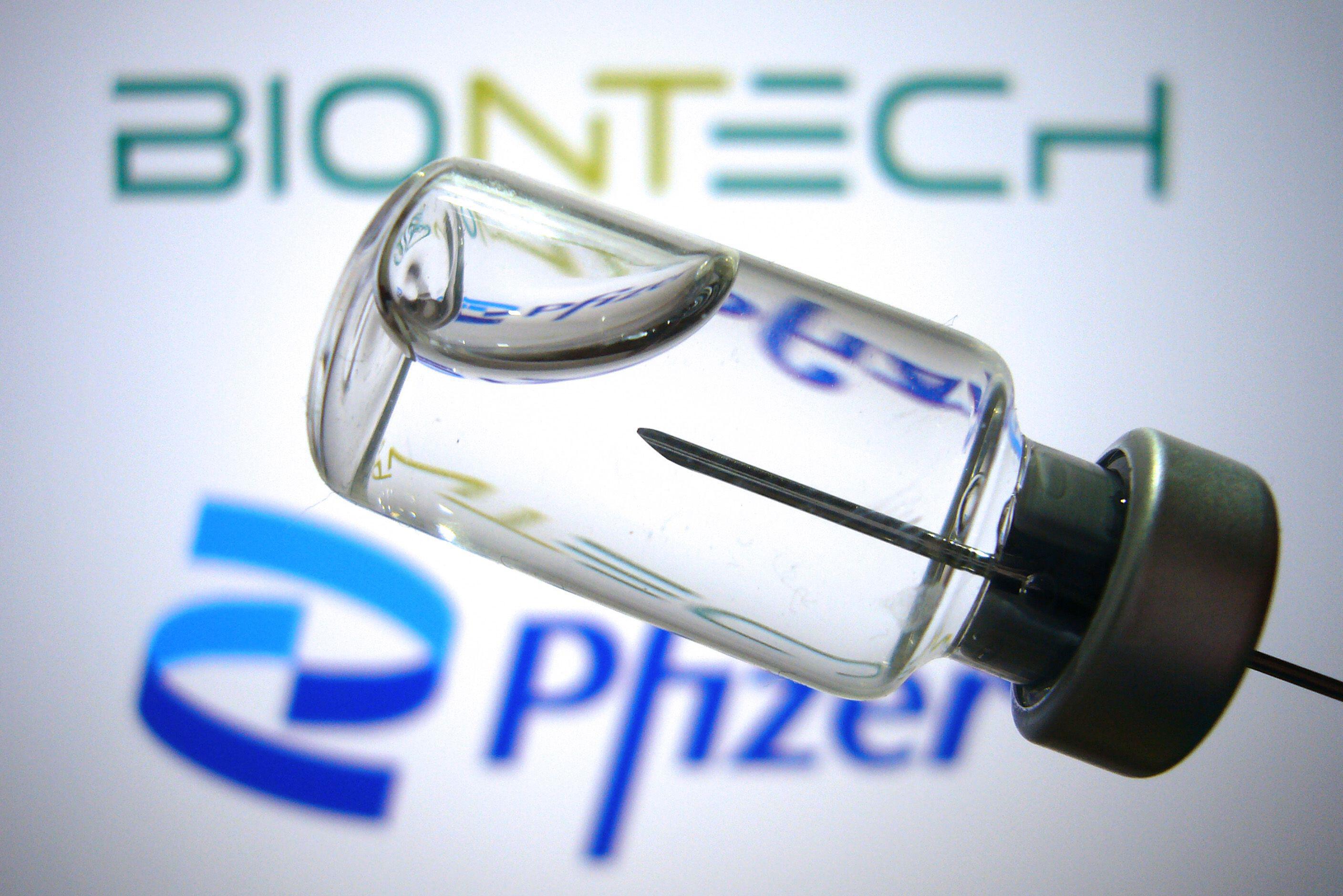 Aproape 700.000 de doze de vaccin de la Pfizer BioNTech ajung luni în ...