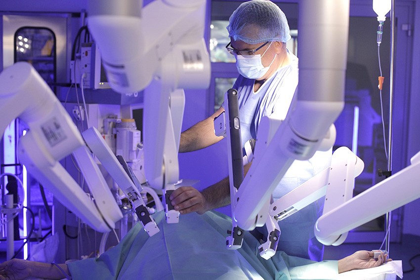 (P) „Doar o uşoară durere îmi amintea că am trecut printr-o operaţie ...