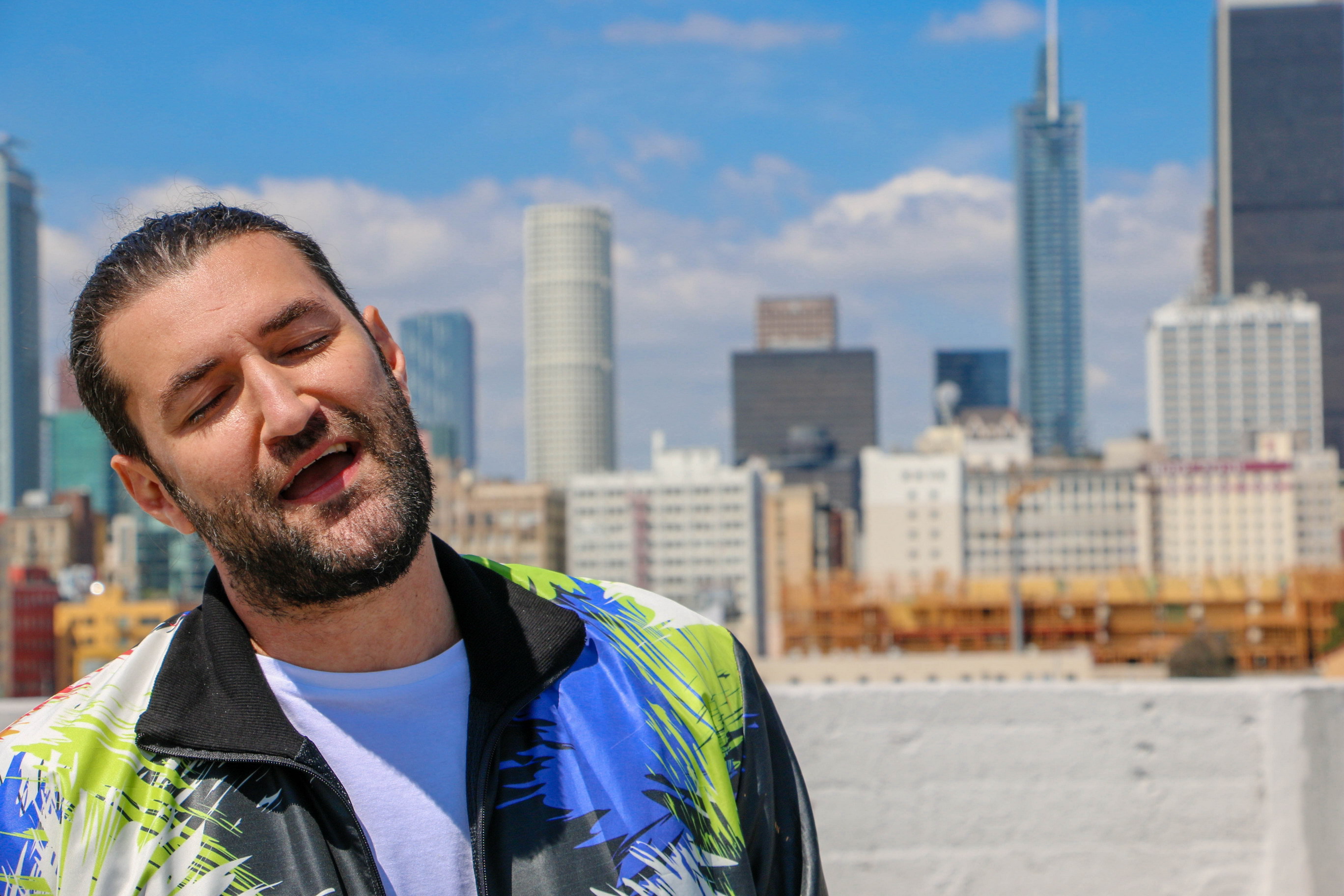 Smiley lansează “Song about nothing”, cu un clip filmat în Los Angeles ...
