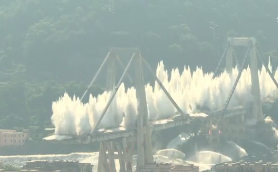 Podul Morandi din Genova, prăbuşit parţial în 2018, a fost demolat ...