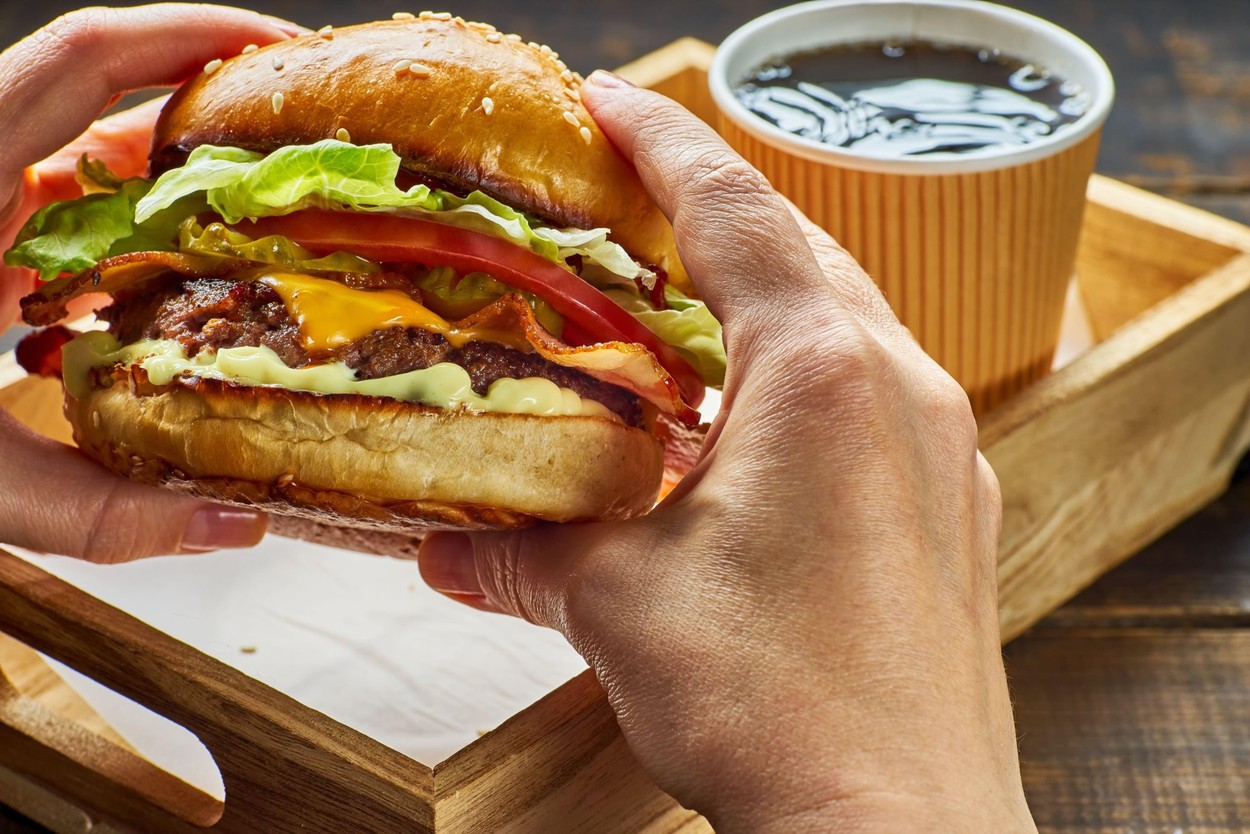 Fast-food-ul mâncare preferată a românilor. Brandurile mari de fast ...
