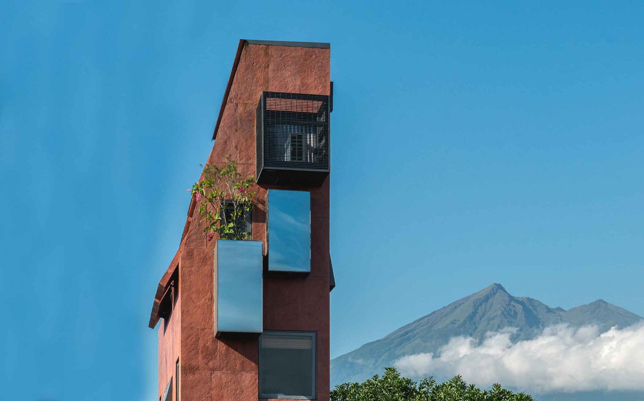 Cel mai îngust hotel din lume măsoară doar 2,8 metri lăţime şi are ...