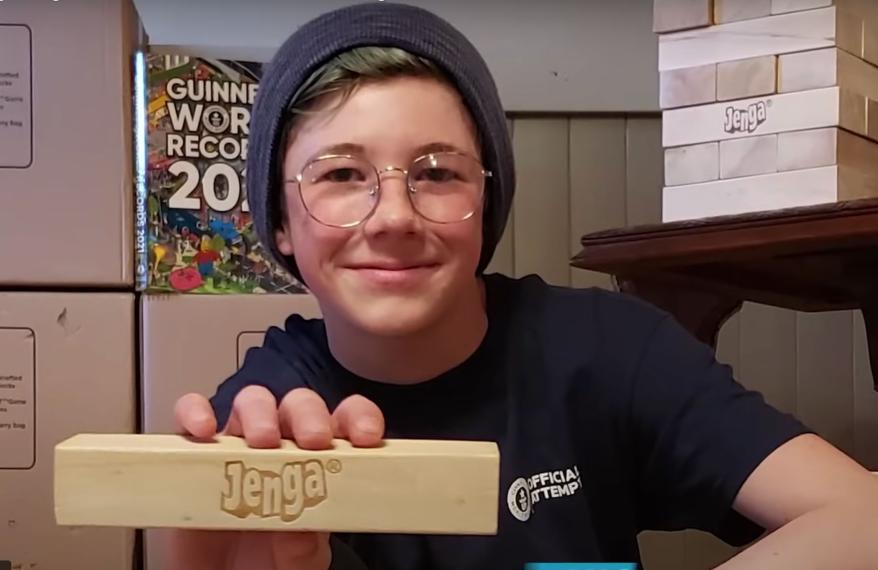 Un adolescent cu autism stabileşte un record mondial cu blocuri Jenga ...