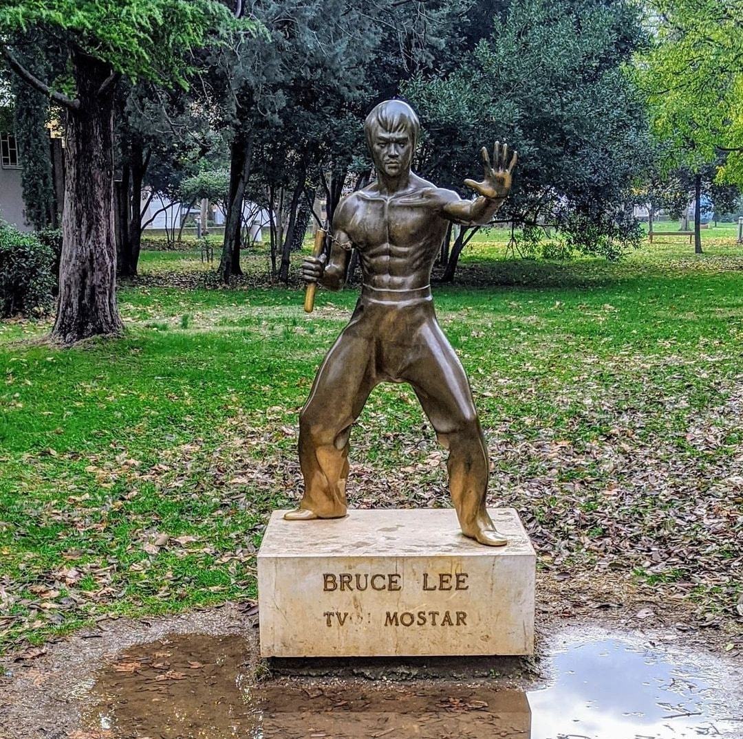 Statuia lui Bruce Lee a dispărut dintr-un parc din Mostar, Bosnia-Herţegovina