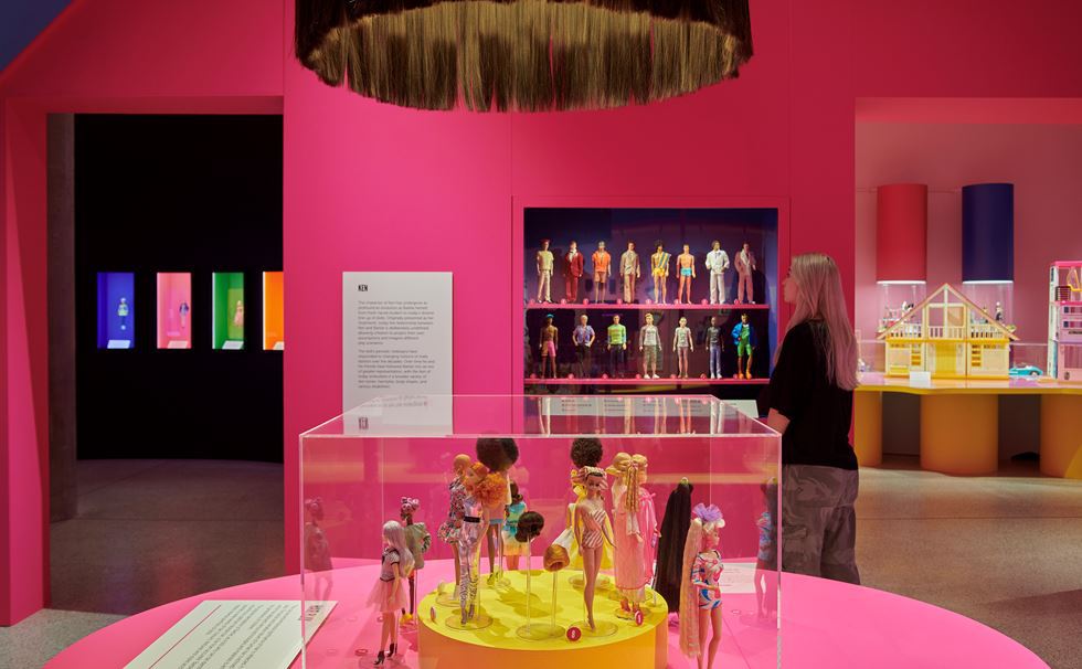 Păpuşa Barbie îşi celebrează istoria la Muzeul Designului din Londra