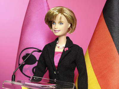 O păpuşă Barbie cu chipul Angelei Merkel, lansată oficial pe piaţă