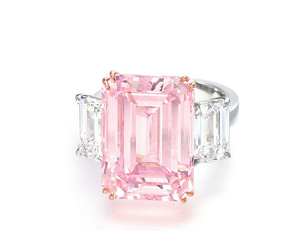 Un diamant roz, vândut la licitaţie pentru 23 de milioane de dolari