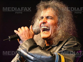 Iris cântă în deschiderea concertului Rolling Stones