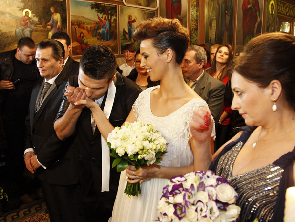 Edi Stancu s-a căsătorit cu iubita lui, Silvia. Tinerii căsătoriţi au ...