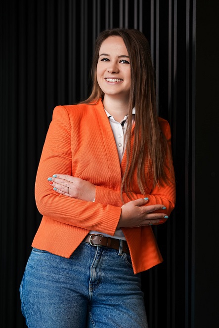 Noul ambasador al Autovit.ro în România: Cristiana Oprea, pilot de ...