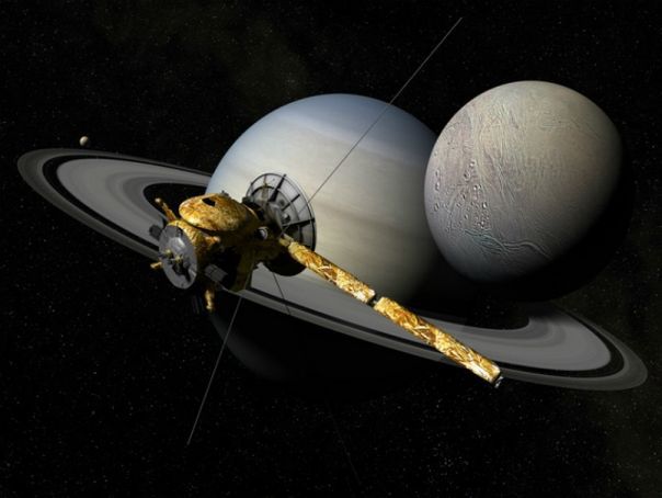 Titan, cel mai mare satelit al lui Saturn, se îndepărtează de planetă ...