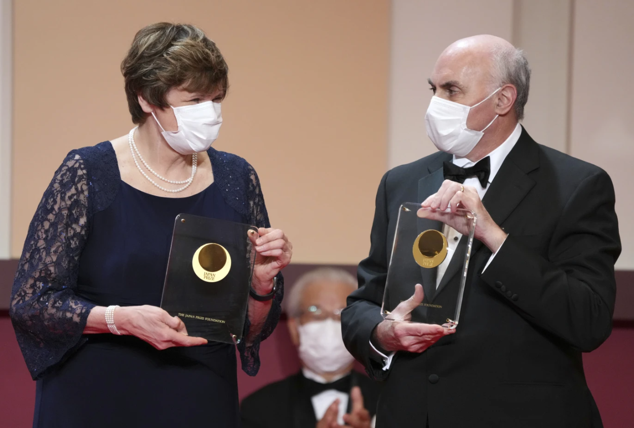 Katalin Kariko şi Drew Weissman, pionierii vaccinurilor ARNm împotriva ...